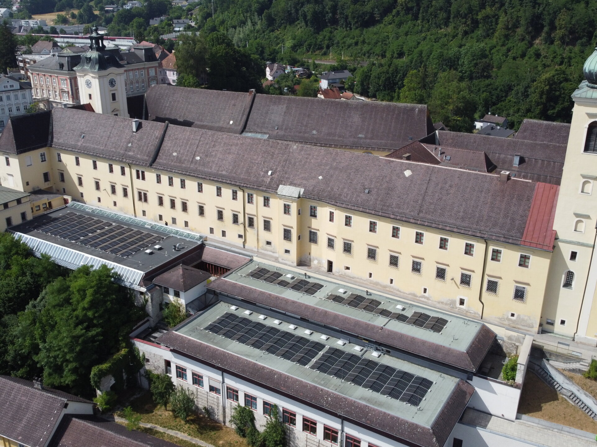 P. Elija zeigt uns die neue PV-Anlage Stift Lambach mit Sonnenstrom ...