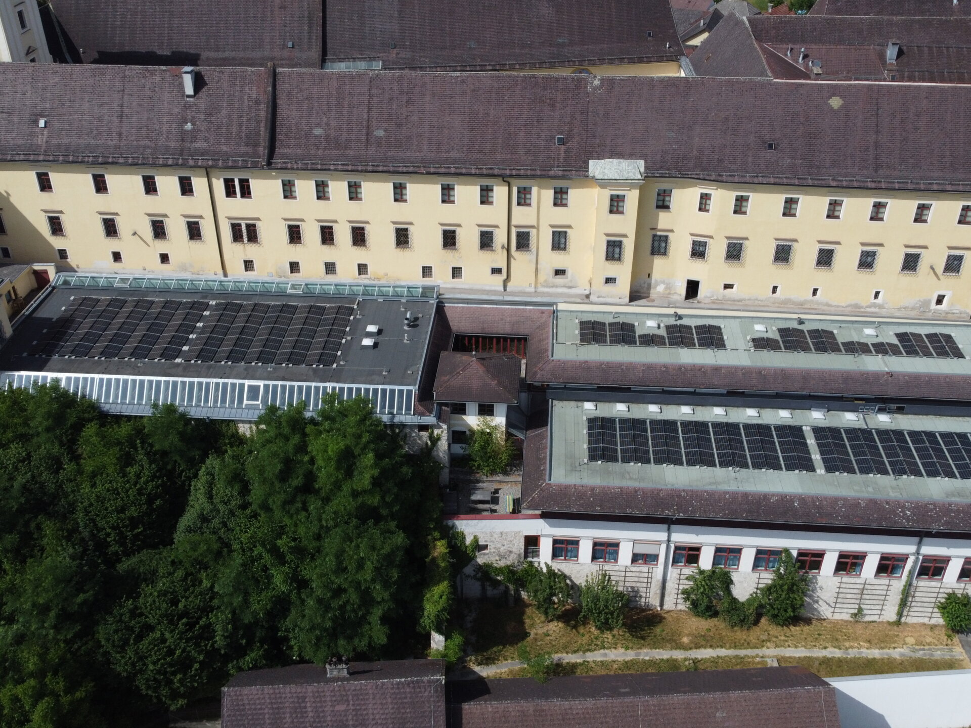 P. Elija zeigt uns die neue PV-Anlage Stift Lambach mit Sonnenstrom ...